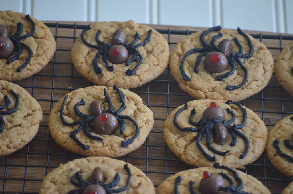 Easy Halloween Spider Cookies | Hip2Save