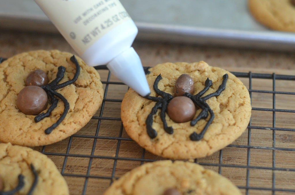 Easy Halloween Spider Cookies | Hip2Save