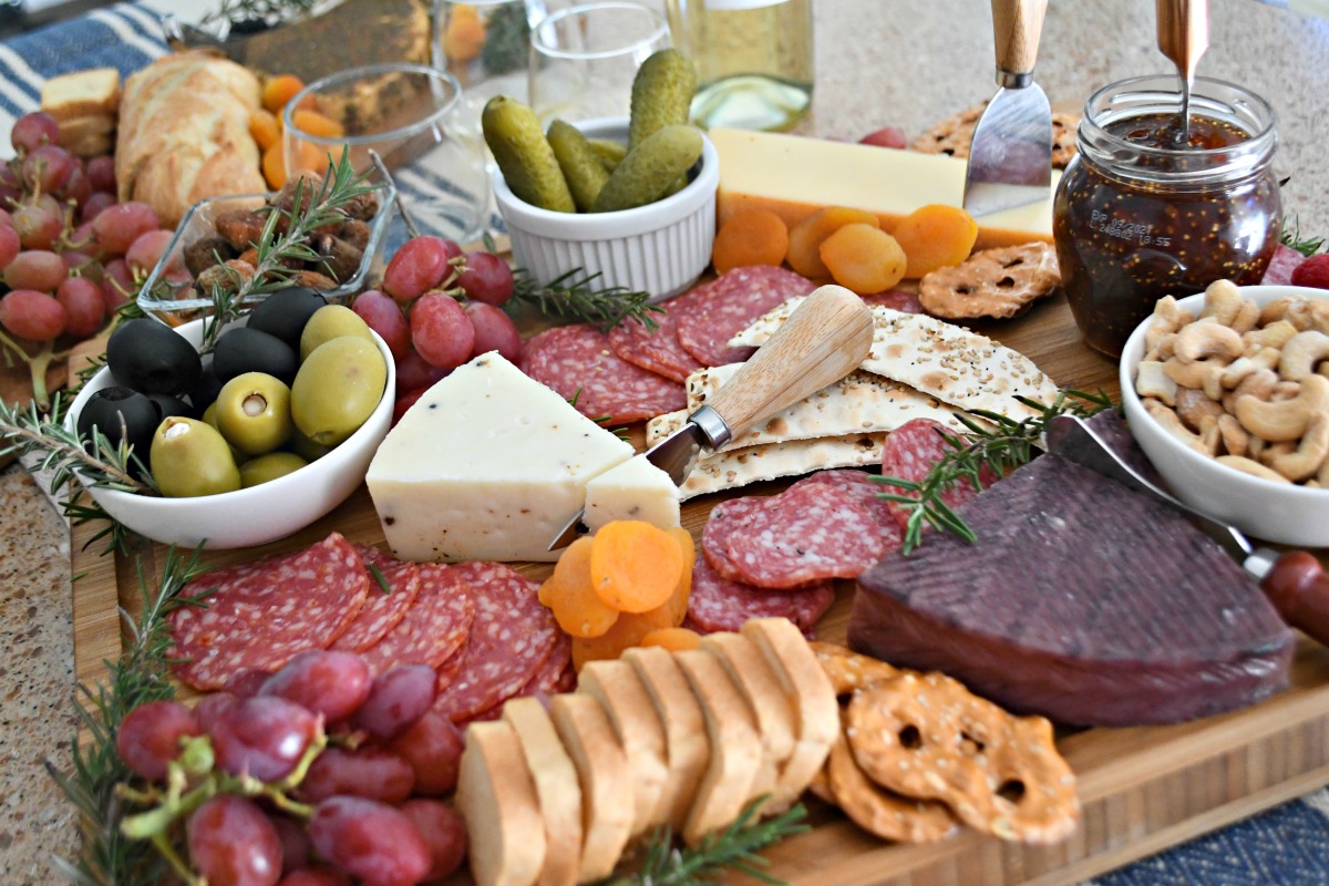 Make the Best Charcuterie Board in Minutes (Meat & Cheese Tray)