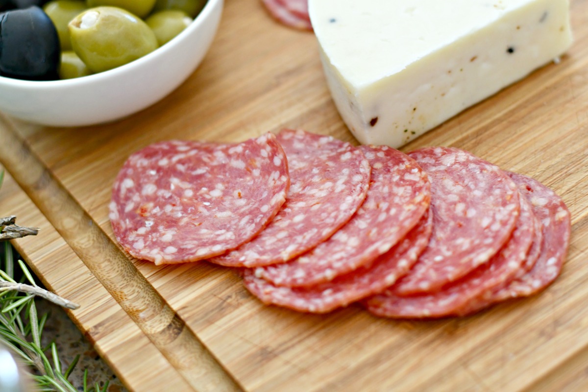 Make the Best Charcuterie Board in Minutes (Meat & Cheese Tray)