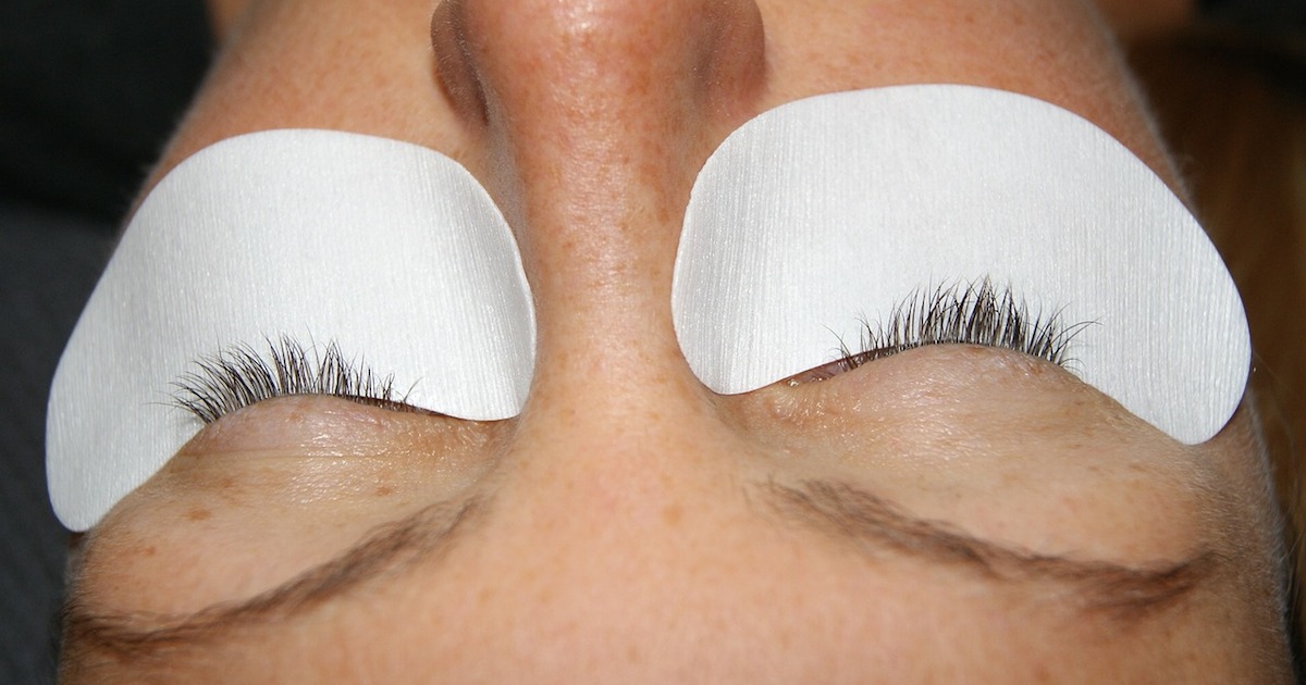 Pros and Cons of Eyelash Extensions vs. False Eyelashes | Hip2Save