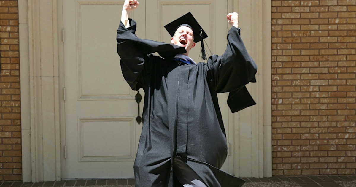 40+ Weird Scholarships For College Students To Apply For In 2026