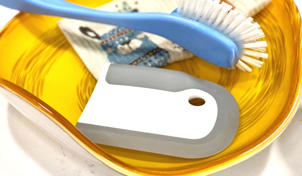 Your Kitchen Needs This $4.99 Dish Squeegee! Here's why... | Hip2Save