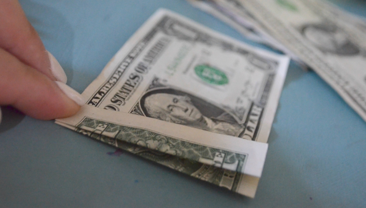 Graduation Gift DIY: Easy Money Lei Made w/ Dollar Bills