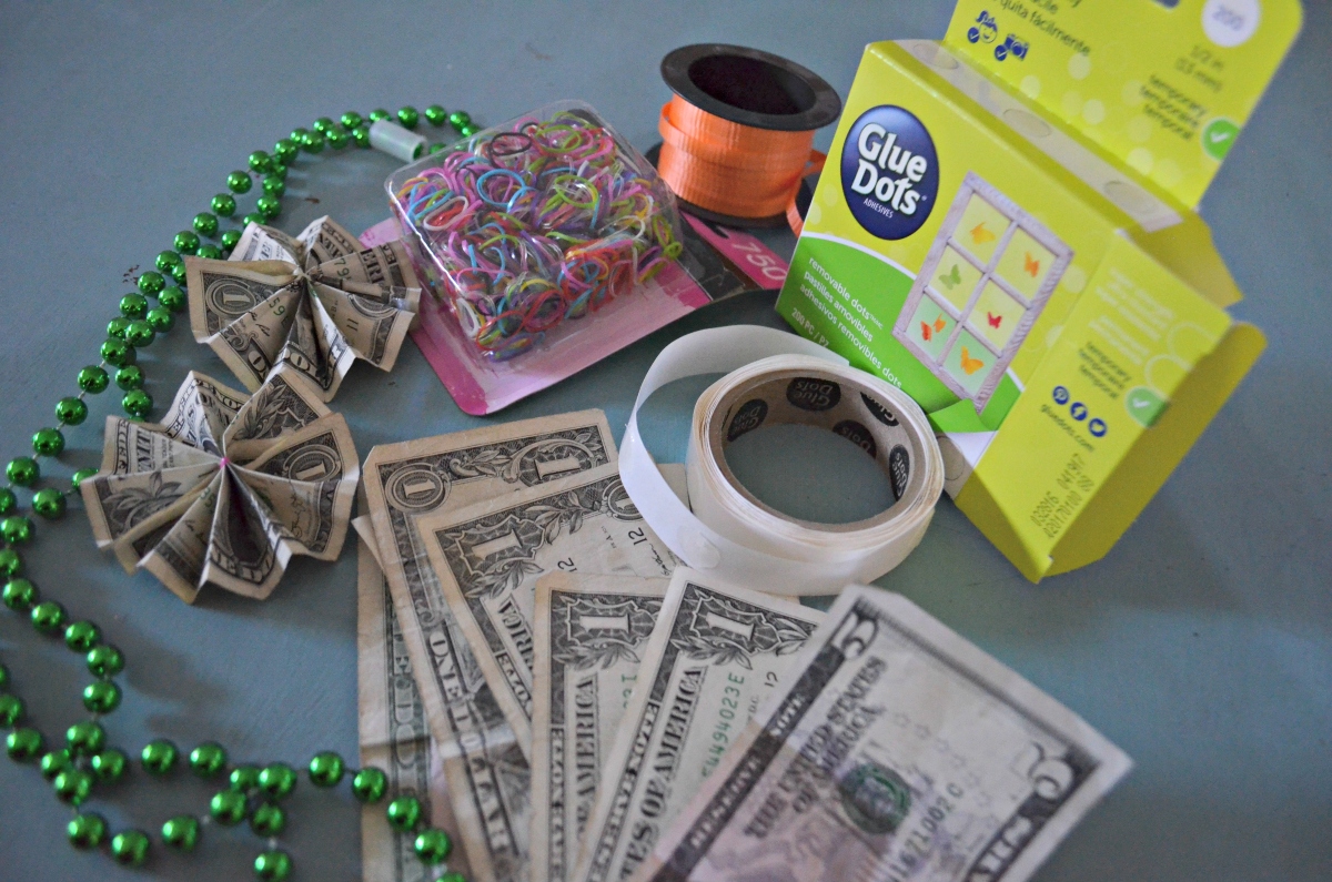 Graduation Gift DIY: Easy Money Lei Made w/ Dollar Bills