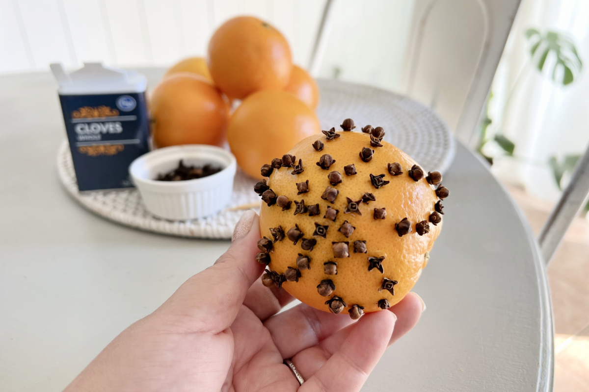 Make Orange & Clove Pomander Balls, Easy Holiday Throwback Craft!