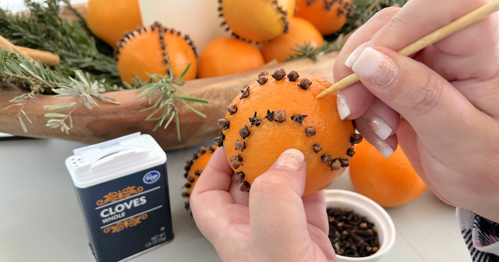 Make Orange & Clove Pomander Balls, Easy Holiday Throwback Craft!
