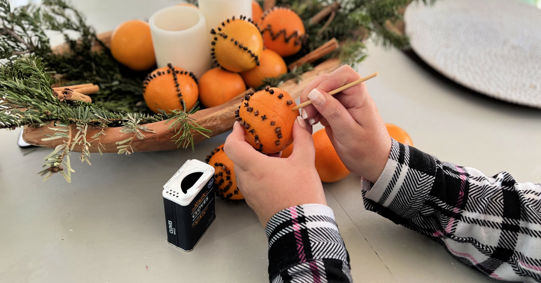 Make Orange & Clove Pomander Balls, Easy Holiday Throwback Craft!