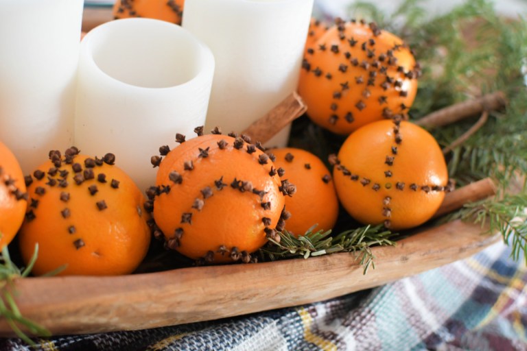 Make Orange & Clove Pomander Balls, Easy Holiday Throwback Craft!