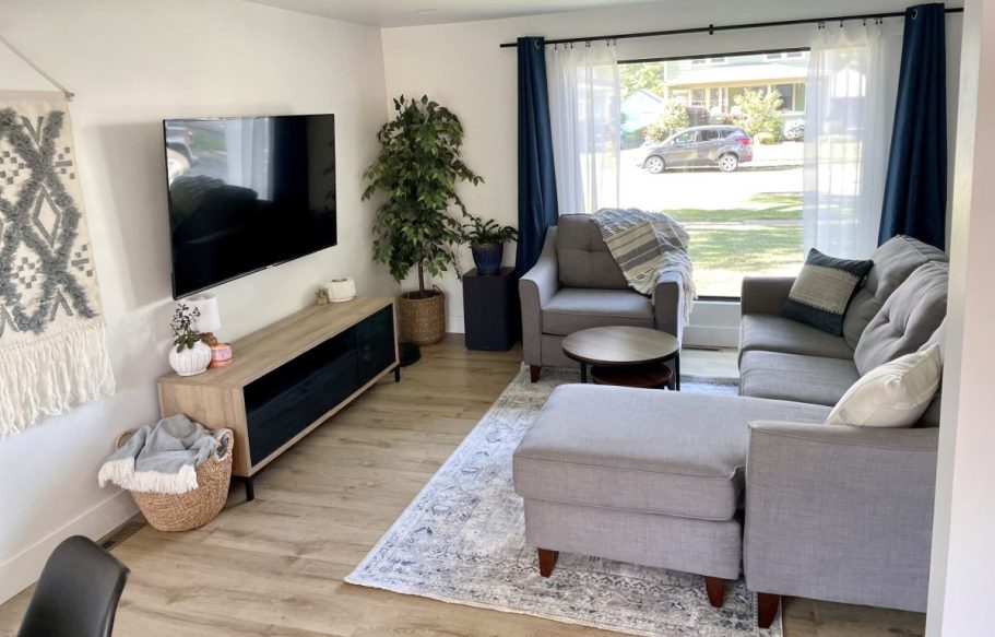 How to Declutter Your Home in 4 Weeks (FREE Checklists!)