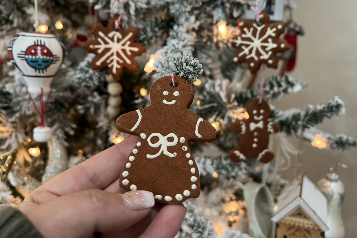 DIY Cinnamon Applesauce Ornaments (Scented Holiday Craft!)