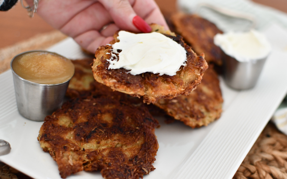 Make This Crispy Potato Latkes Recipe For Hanukkah (So Easy!)