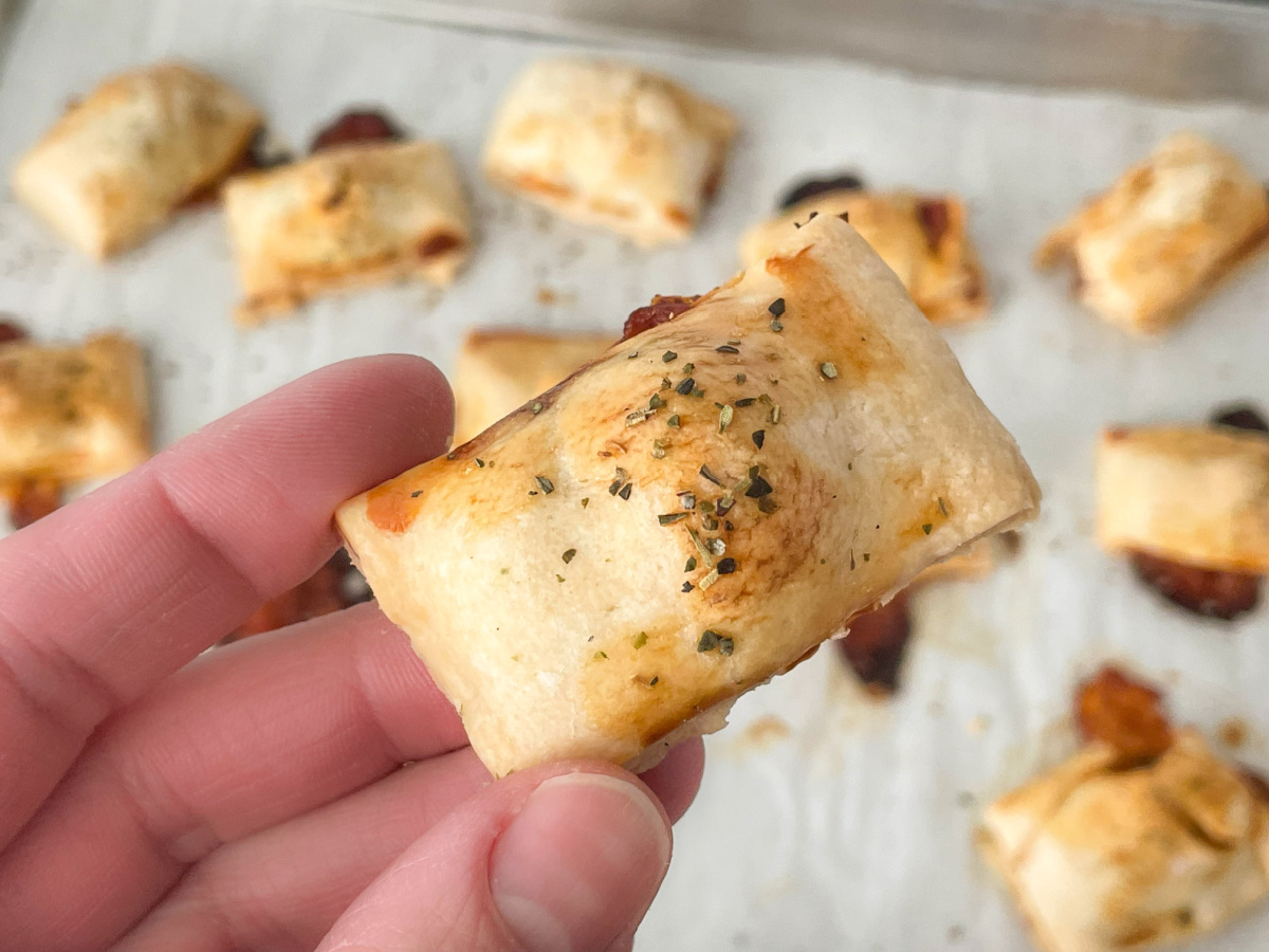 Simple Homemade Pizza Bites Using An Ice Cube Tray Hack