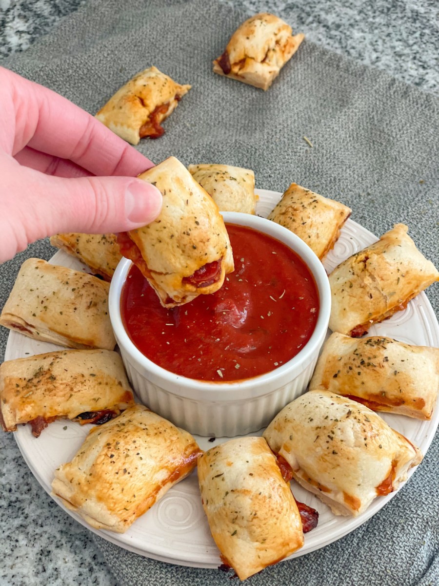 Simple Homemade Pizza Bites Using An Ice Cube Tray Hack