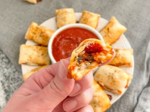Simple Homemade Pizza Bites Using An Ice Cube Tray Hack