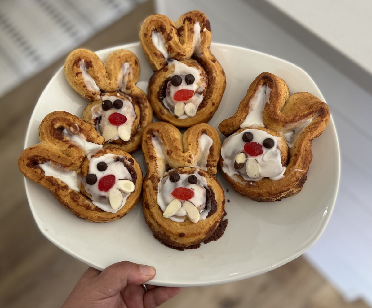 Easy Cinnamon Roll Bunnies (Yummy Easter Breakfast Idea!)
