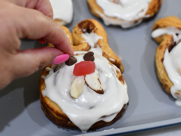 Easy Cinnamon Roll Bunnies (Yummy Easter Breakfast Idea!)