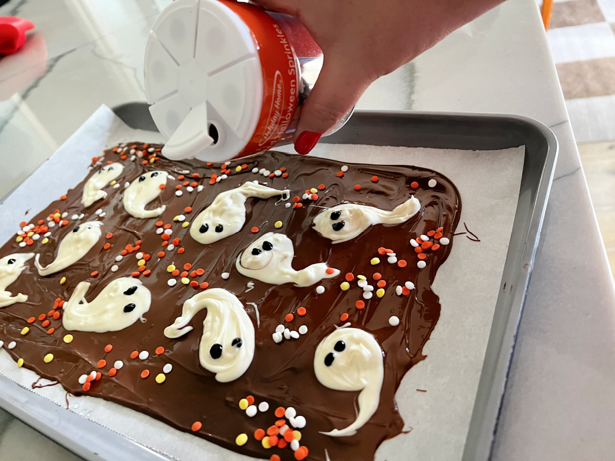 Create Ghost Halloween Bark Using Just 3 Ingredients!