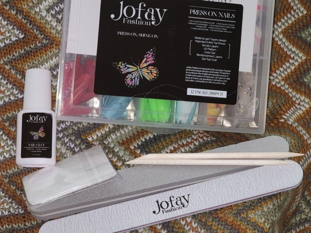 *HOT* DIY Press On Nails Kit Only $23 on Amazon (Just $1 Per Manicure ...