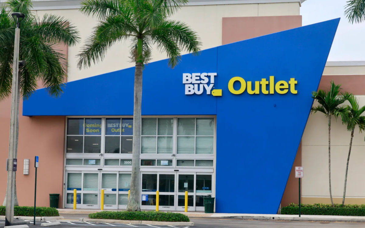 5 Best Outlet Stores for Big Savings (+ 1 to Avoid)