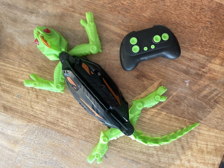 This Remote Control Lizard is Just $20.79 on Amazon & Really Climbs ...