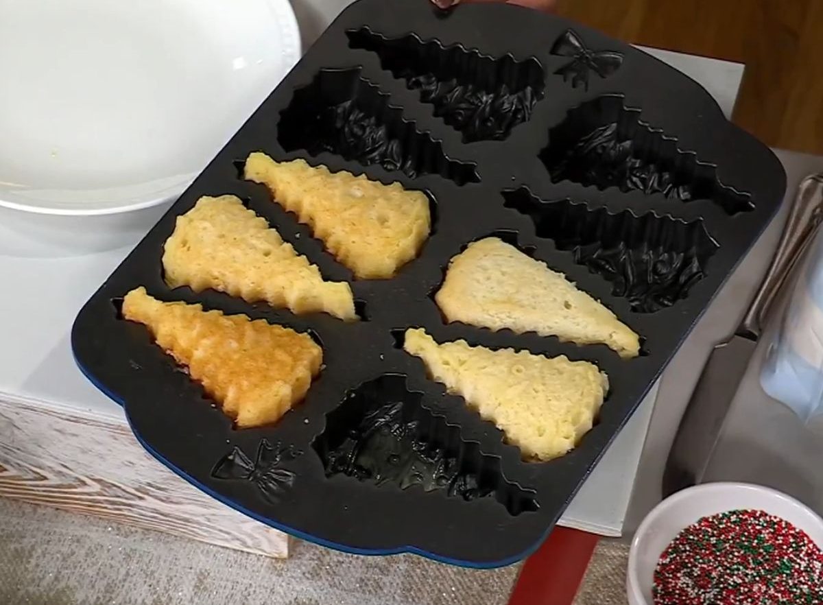 Good Housekeeping Christmas Tree Cakelet Pan Only $15 Shipped (Reg. $33 ...
