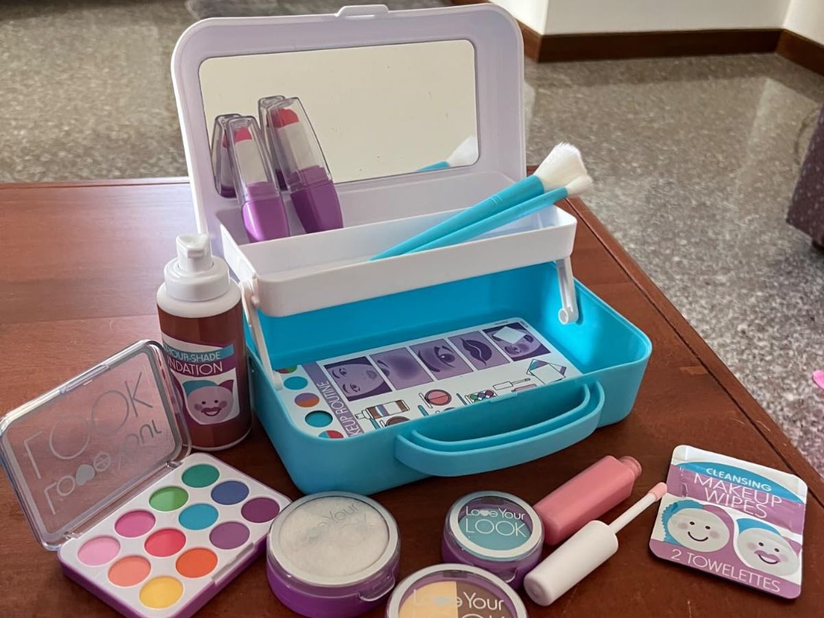 Melissa & Doug Toy Makeup Set w/ Caboodles-Inspired Case Just $20.99 on ...